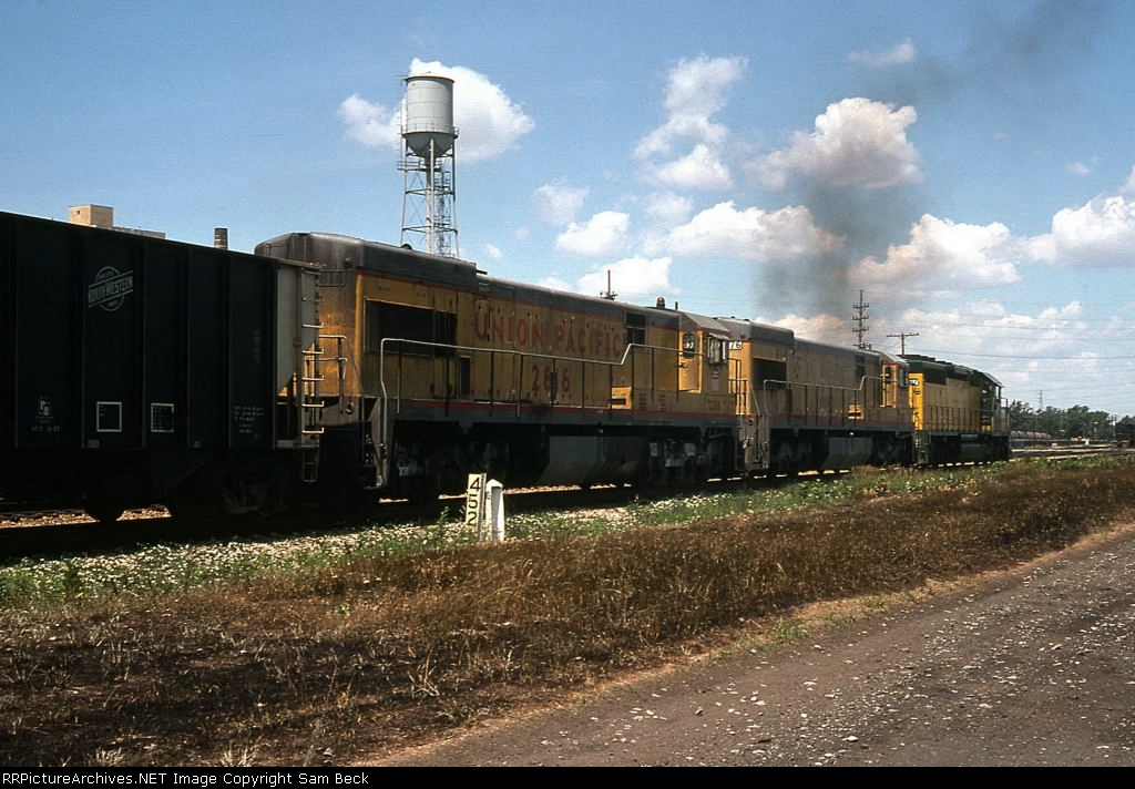 UP 2816, 2876, and CNW 6887